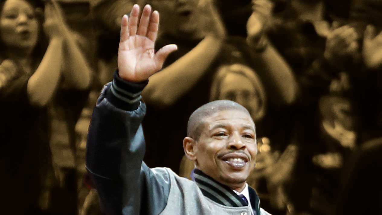 Muggsy Bogues on Caucasian guy giving Larry Johnson a terrible haircut ...