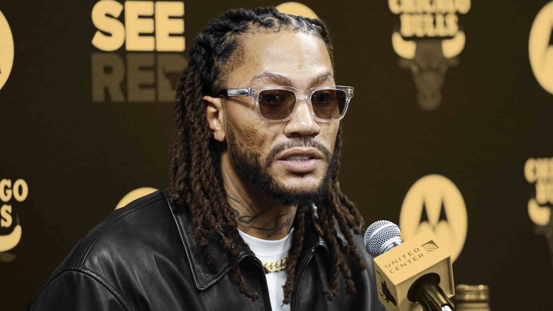 Michael Jordan leads NBA legends in honoring Derrick Rose’s jersey ...