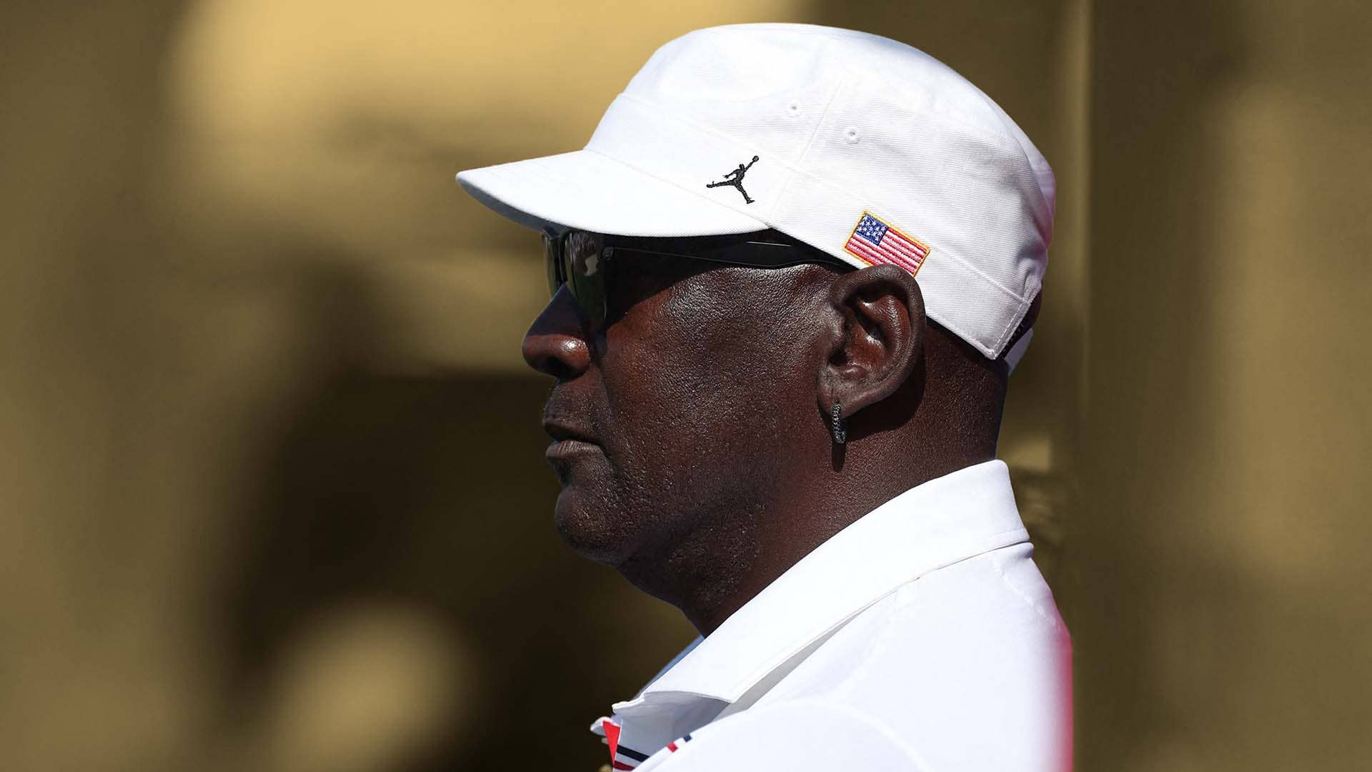 A golf caddie tried to impress MJ in a really bizarre way - Basketball ...
