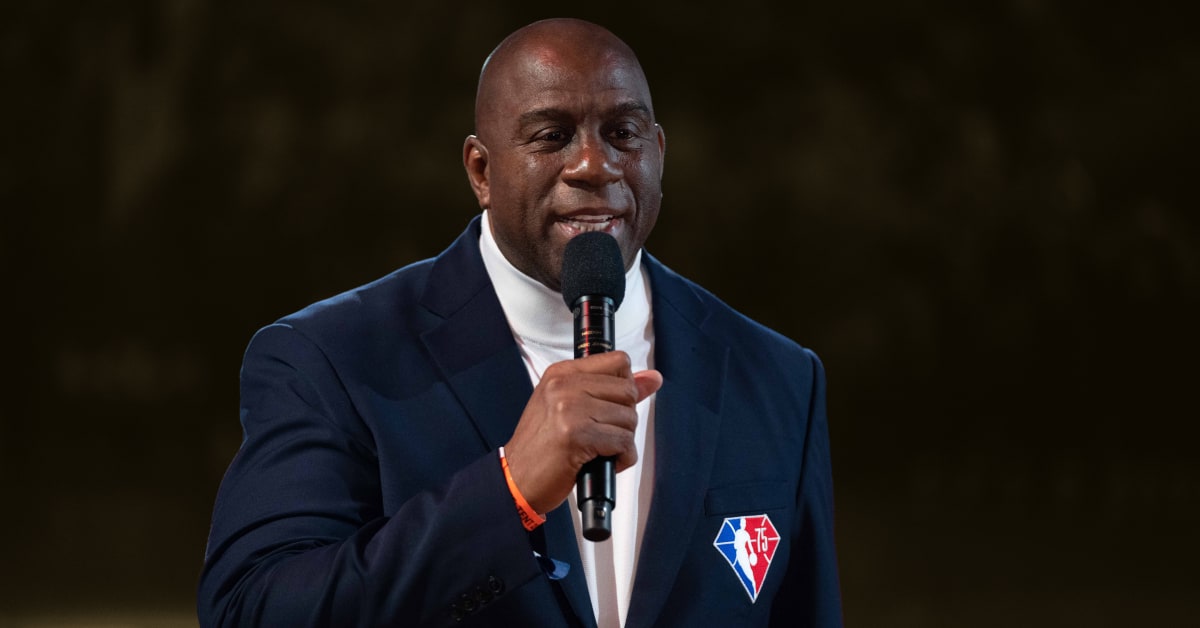 Charles Oakley gives Magic Johnson flowers for his successful career ...