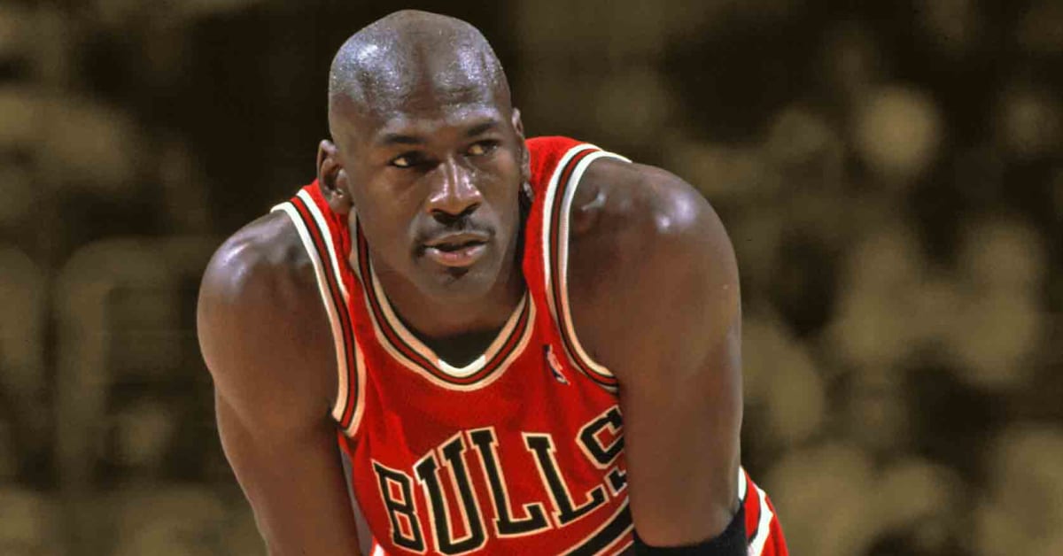 Bulls equipment manager disproves story that MJ put on his shorts backwards during his first ...