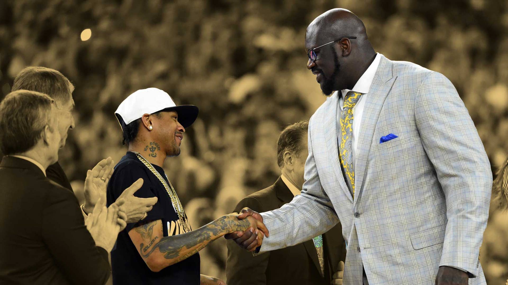 Allen Iverson confronted Shaq for tucking his chain in L.A ...