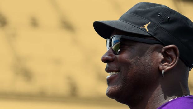 Michael Jordan used Jumbotron games to scam the Bulls security guard ...