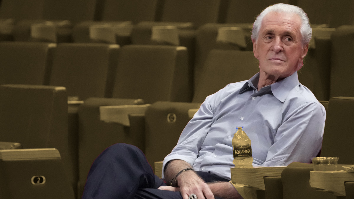 There were 4 occasions when Pat Riley cashed in for the use of "Three Peat" trademark ...