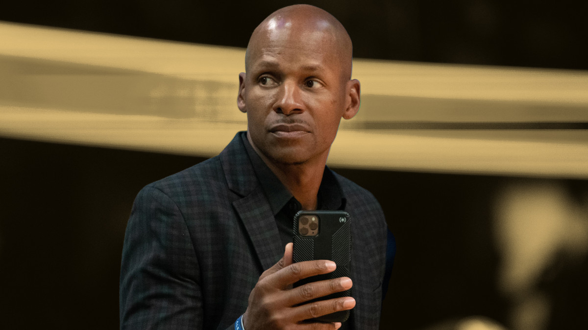 “Everybody in Milwaukee at the time is booing the trade" - Ray Allen ...