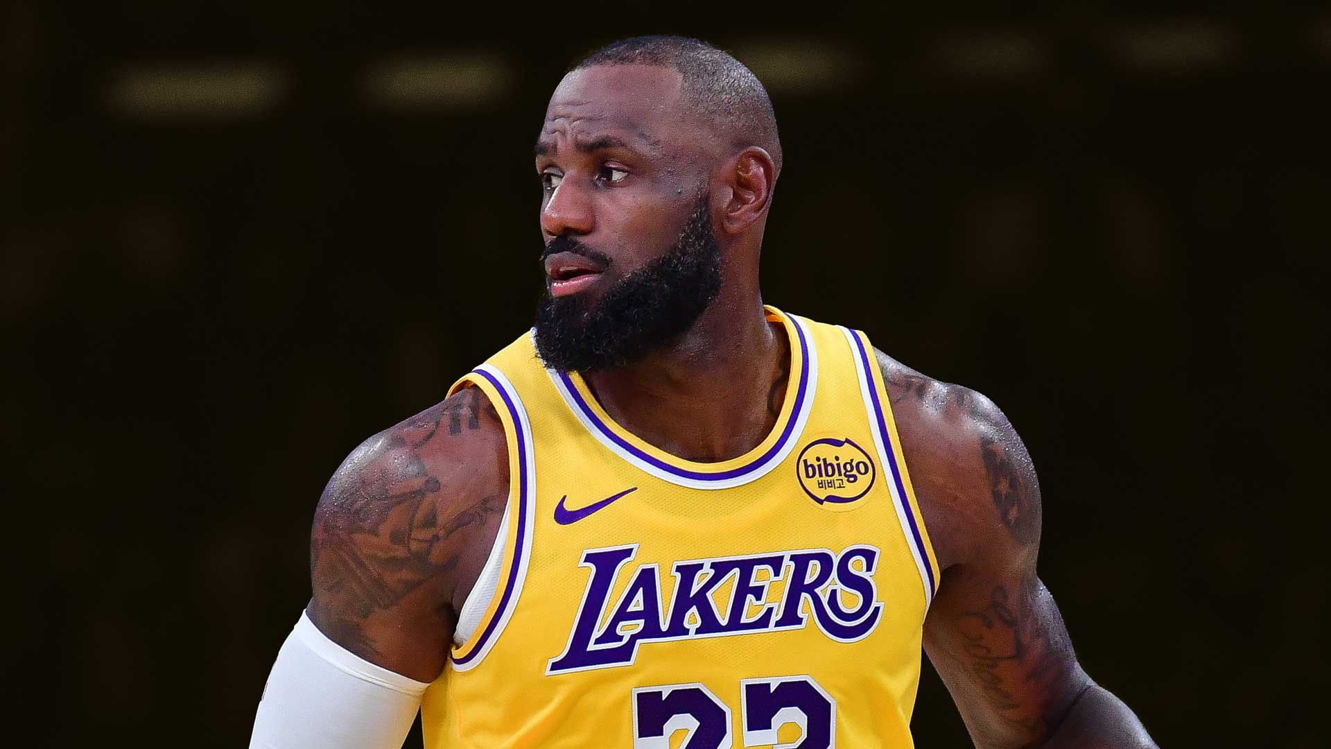 Fan was left in disbelief after losing a bet on LeBron' 10-point streak ...