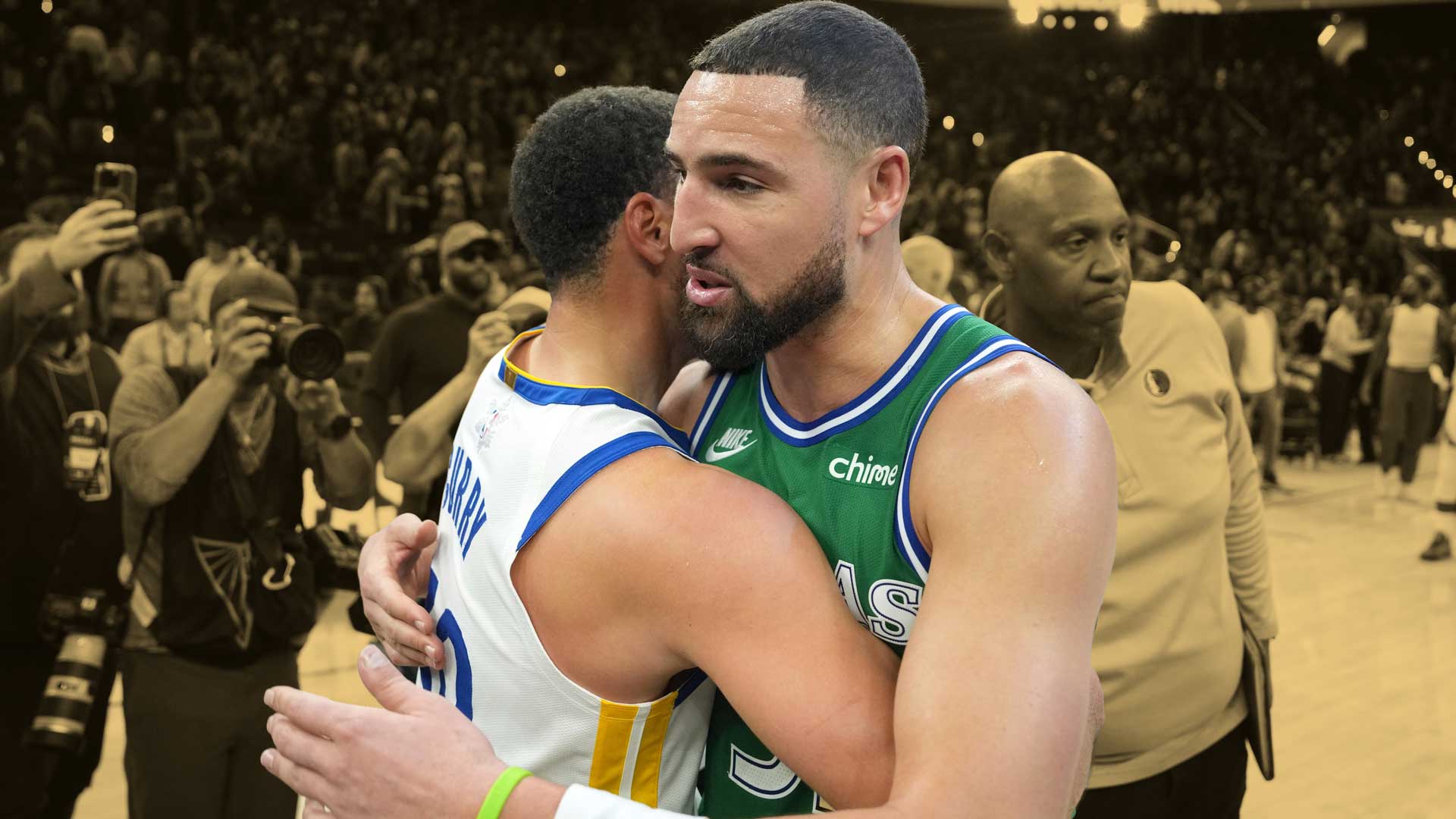 Klay Thompson reacts to Steph Curry wearing his signature shoes ...