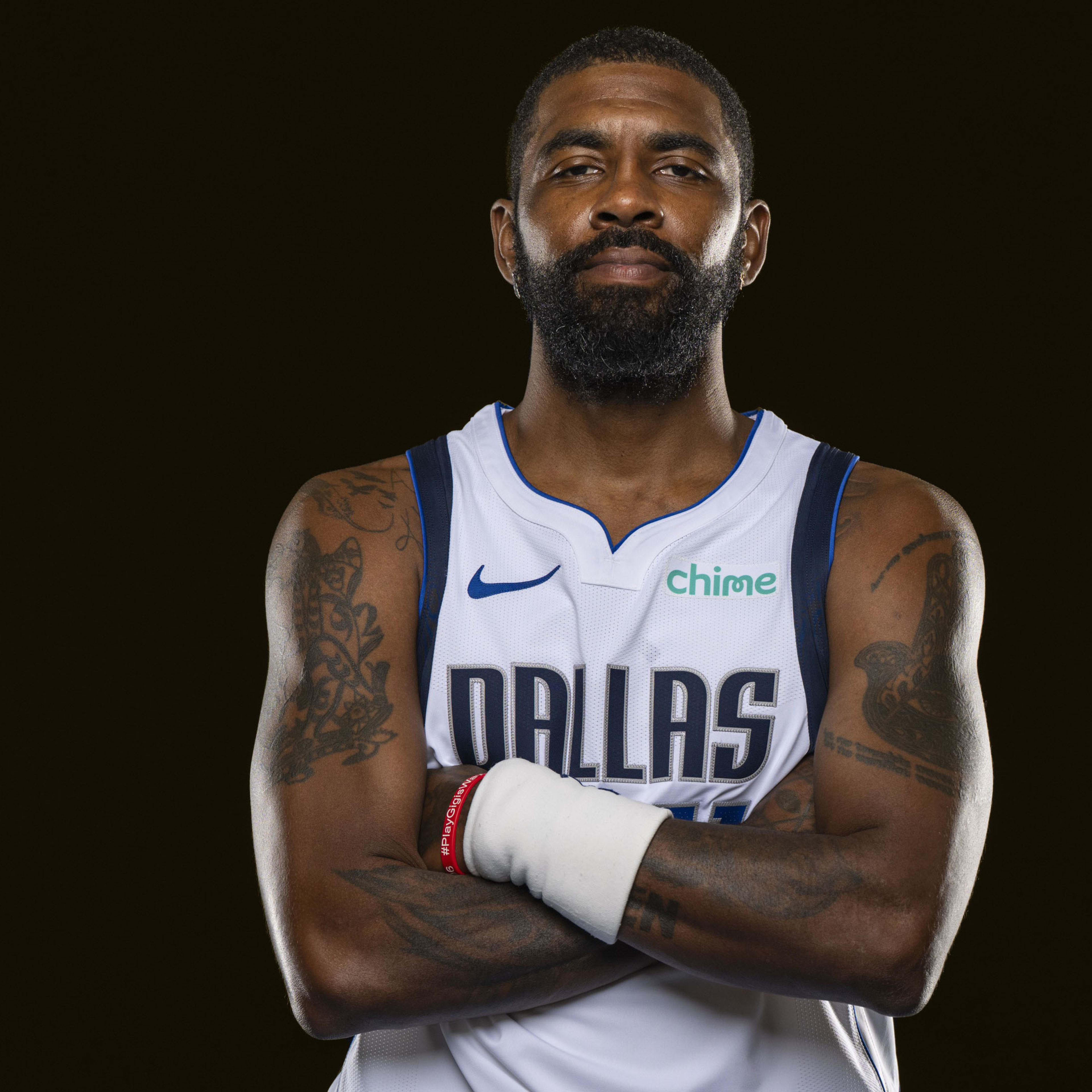 Kyrie Irving calls out Bill Simmons for D'Angelo Russell criticism ...