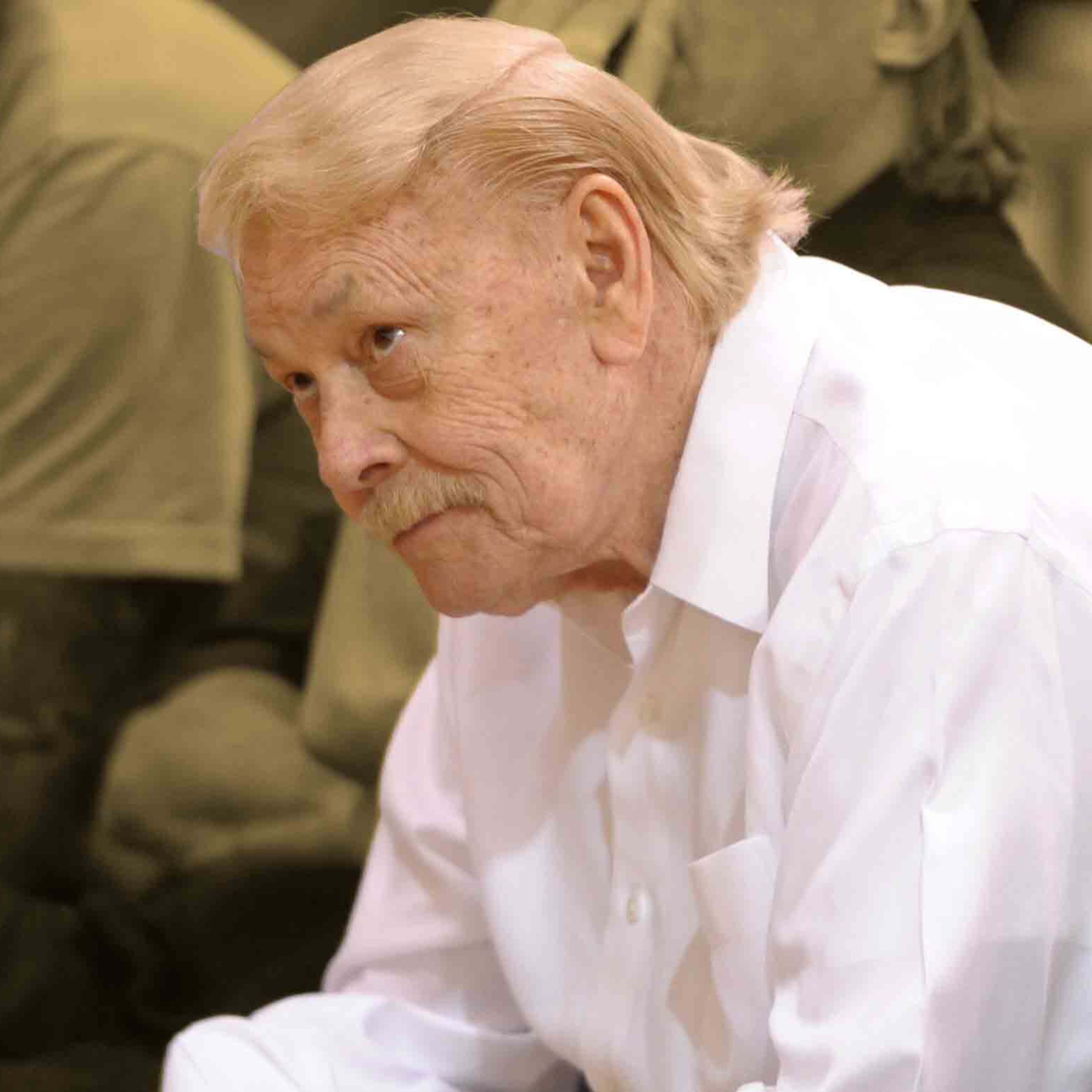 Why Dr. Jerry Buss ignored his own instincts to sell the Lakers decades ...